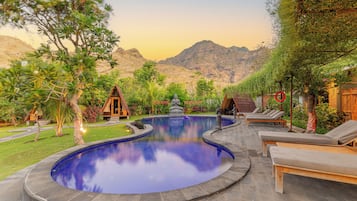 Piscina exterior, da(s) 6:30 à(s) 19:00, toldos gratuitos, guarda-sóis