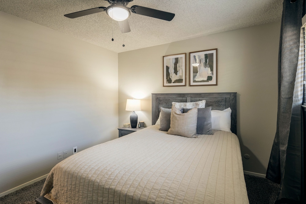 Hot Tub & Pool With 5 Cozy Bedrooms - Fresno, CA