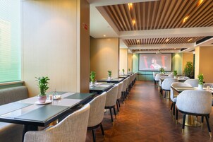 Café da manhã com buffet grátis todos os dias