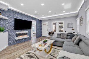 Casa Comfort, 3 quartos, terraço | Sala | Televisor de ecrã plano de 55 polegadas com canais digitais, televisor 