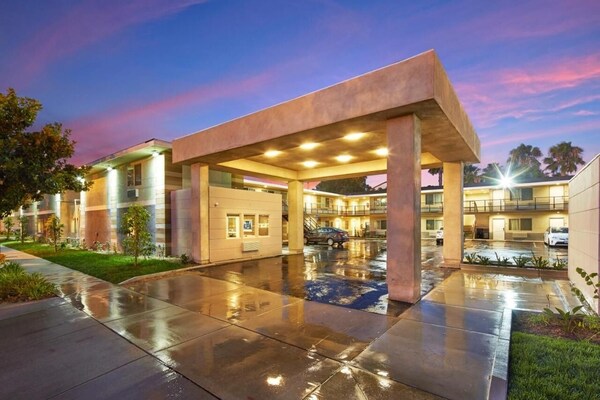4 Comfortable Units  Pool, Parking & Minutes To Disneyland & Attractions! - 풀러턴