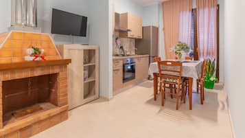 Quarto básico, 2 quartos | Área de estar | TV LCD 40 polegadas com canais digitais, TV, lareira