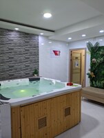 Salas para tratamentos a dois, sauna seca, sauna a vapor, banhos de lama