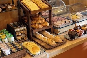 Pequeno-almoço tipo buffet diário mediante uma taxa 