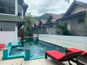 Piscina exterior, guarda-sóis, espreguiçadeiras