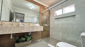 Quarto Duplo Comfort | Casa de banho | Artigos de higiene pessoal grátis, toalhas fornecidas, sabão, champô 