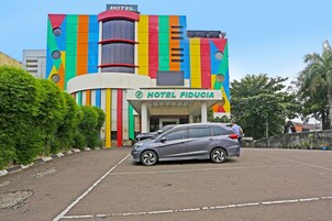 Um edifício colorido com uma placa que diz 'HOTEL FIDUCIA'.