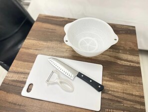 Minifrigorífico, um micro-ondas, uma placa de cozinha 