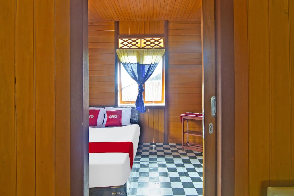Quarto de madeira com cama, janela com cortinas e chão xadrez.