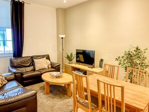 Apartamento Premium, 2 quartos | Sala de estar | Smart TV de 42 polegadas com canais digitais, televisor 
