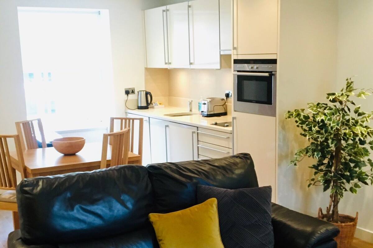 Apartamento superior, 1 quarto | Cozinha privada | Geladeira, micro-ondas, fogão, cooktop