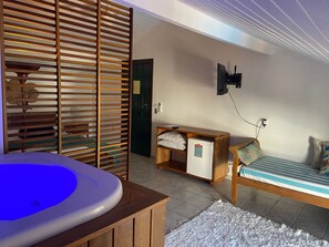 Quarto superior, 1 quarto, banheira de hidromassagem, vista para a piscina | Área de estar
