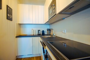 Apartamento, 1 cama king-size e sofá-cama | Cozinha privada | Um frigorífico, um micro-ondas, um forno, uma placa de cozinha 