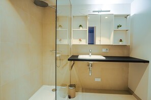 Apartamento, 1 cama king-size e sofá-cama | Casa de banho | Um polibã, um secador de cabelo, toalhas fornecidas 