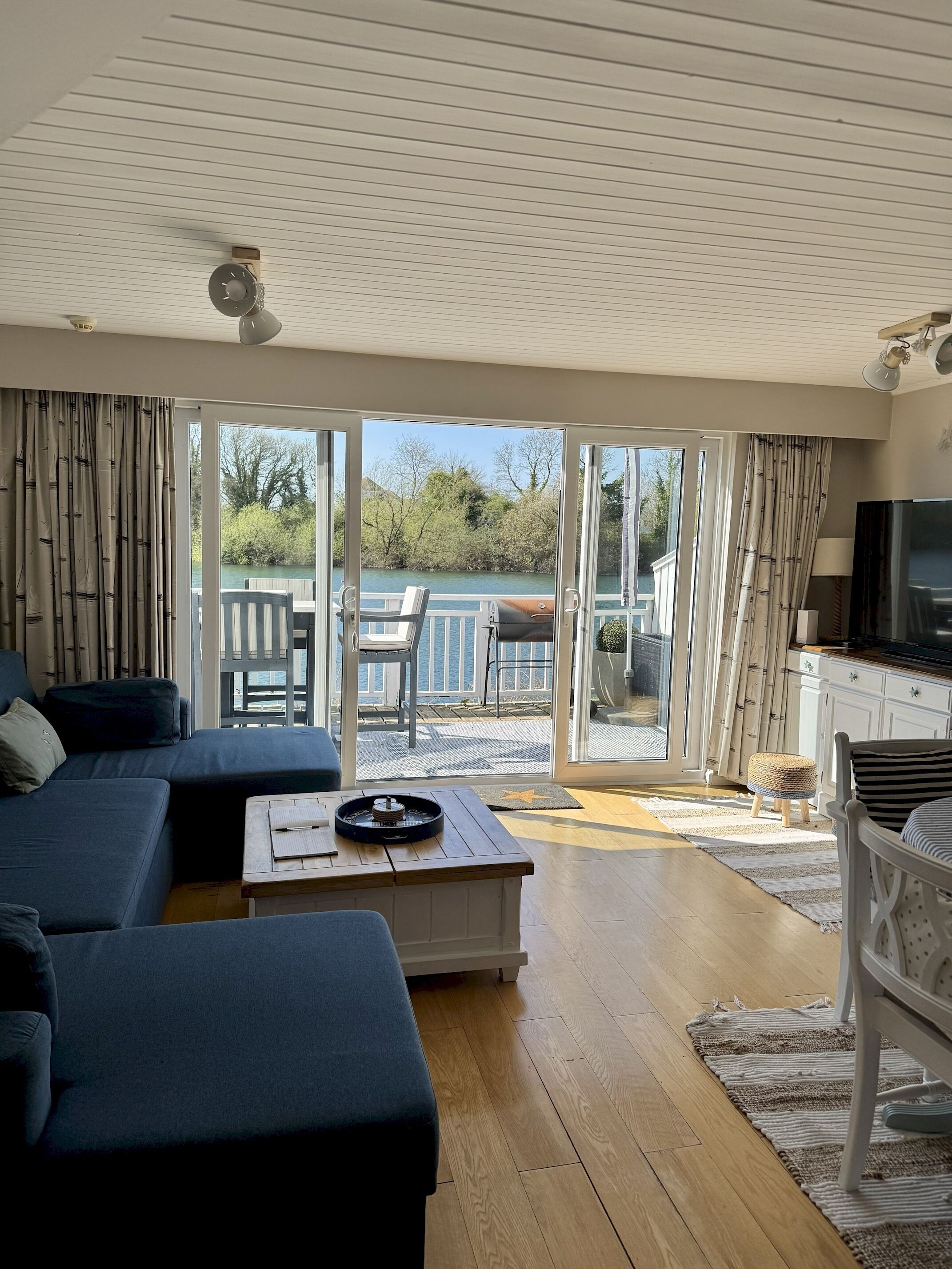 Peaceful Lakefront Escape W/ Deck & Views - Cotswolds