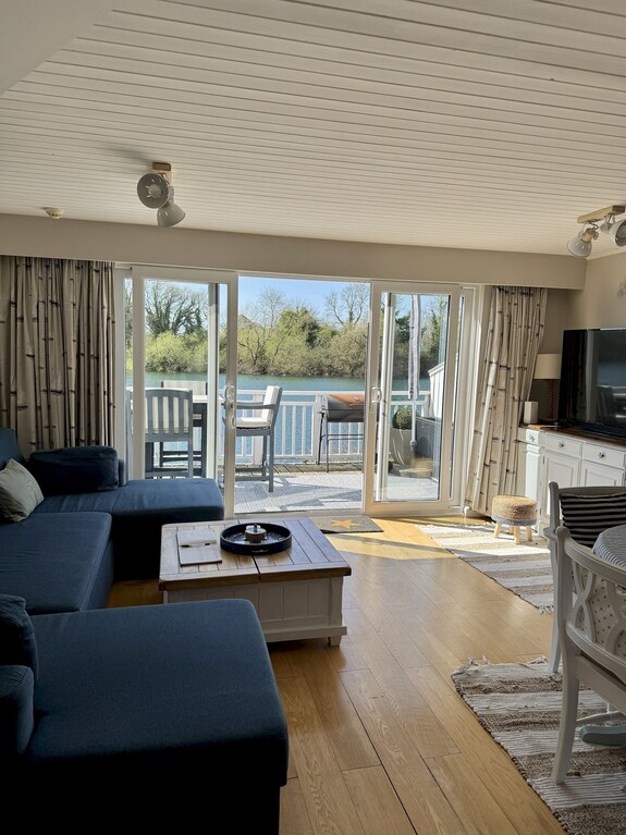 Peaceful Lakefront Escape W/ Deck & Views - Cotswolds