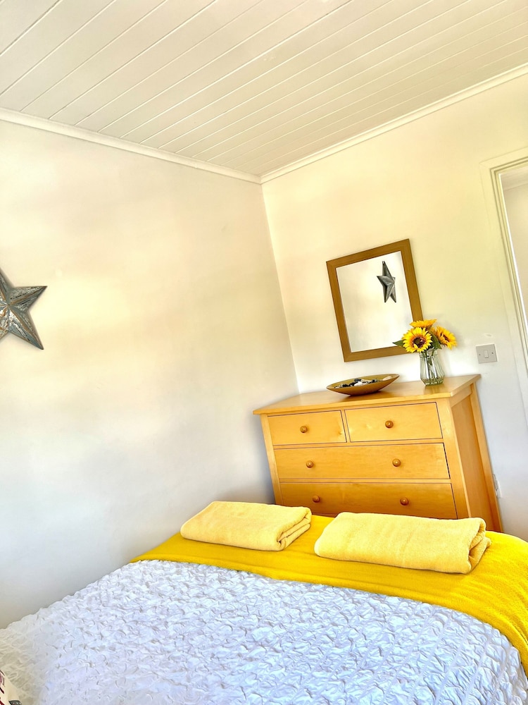 Spinnaker Lodge · Cotswolds Lakeside Home - Cotswolds