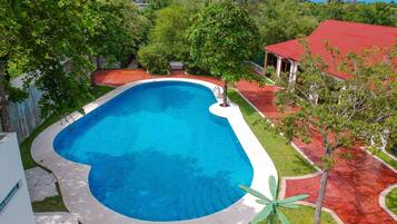 2 piscinas exteriores, da(s) 8:00 à(s) 22:00, guarda-sóis