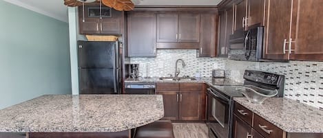 Condo, 2 quartos | Cozinha privada | Geladeira, fogão, cafeteira/chaleira, torradeira