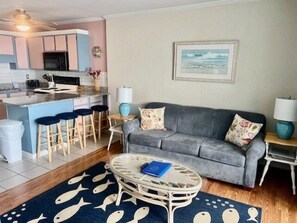 Condo, 2 quartos | Área de estar