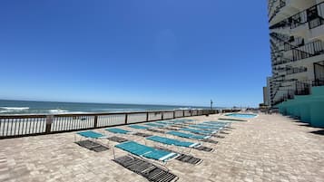 Apartamento em Condomínio Fechado, 2 quartos | Praia | Na praia