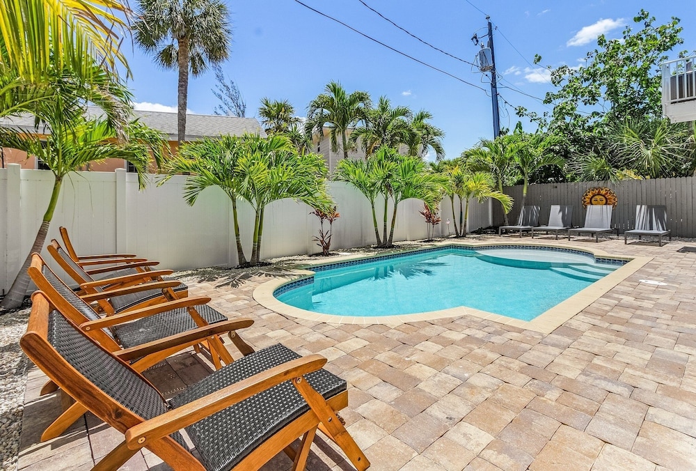 Welcome To 246 Delmar Ave - Vacation Rental 3 Bedroom Home By Redawning - Fort Myers Beach, FL