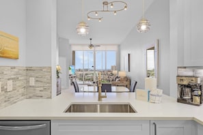 Apartamento em Condomínio Fechado, 2 quartos | Cozinha privada | Um frigorífico, um forno, uma cafeteira/bule 