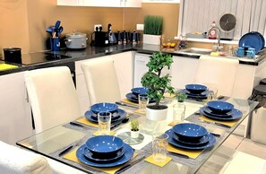 Um frigorífico/congelador grande, um micro-ondas, um forno