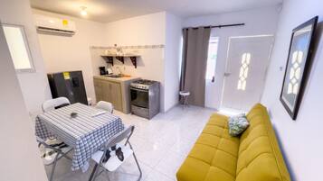 Apartamento Standard | Kitchenette privada | Um frigorífico, uma máquina de lavar louça, liquidificador