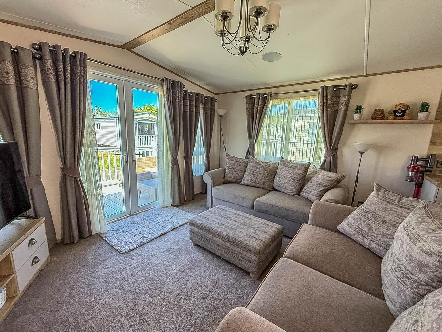 Stylish 6 Berth Caravan At California Cliffs With Decking In Scratby Ref 50056k - Winterton-on-Sea