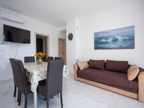 Apartamento (Two Bedroom Apartment with Terrace) | Sala | Televisor 
