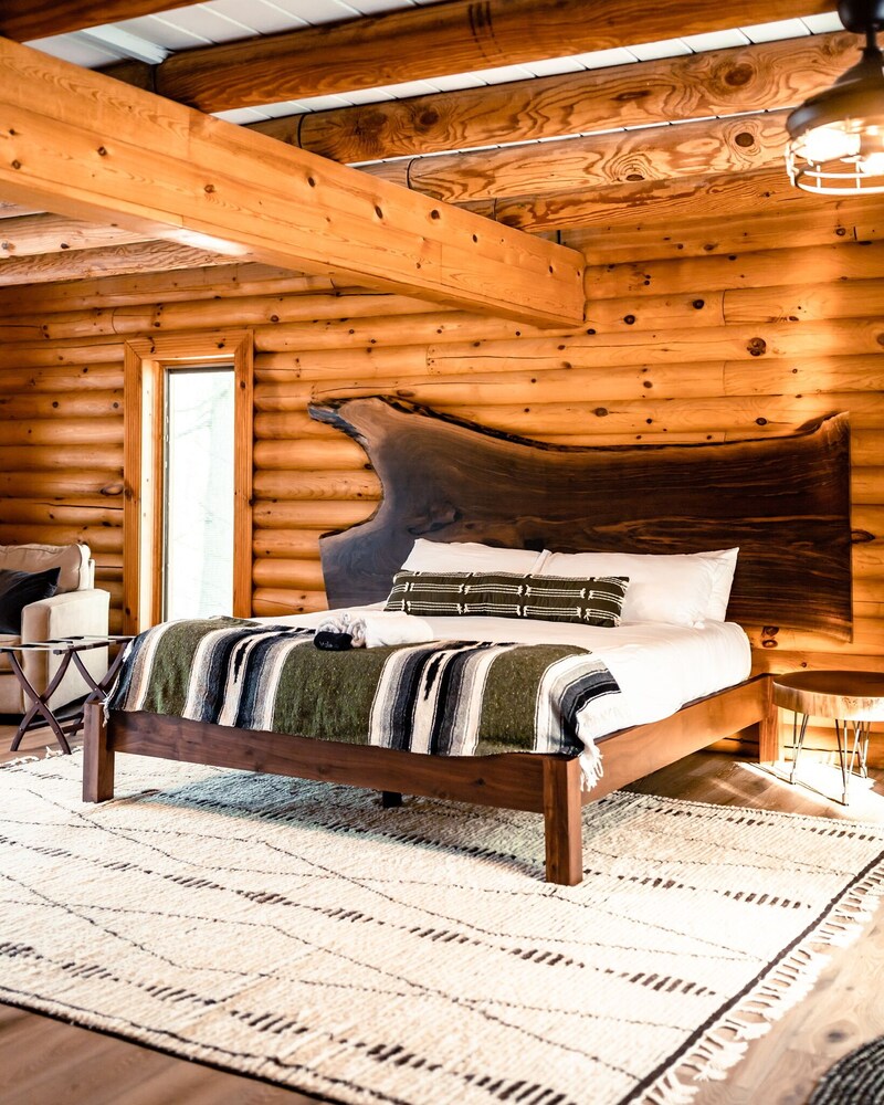 Luxury cabin, hot tub, pool, fire pit, sleeps 20 - Richland County | Vrbo