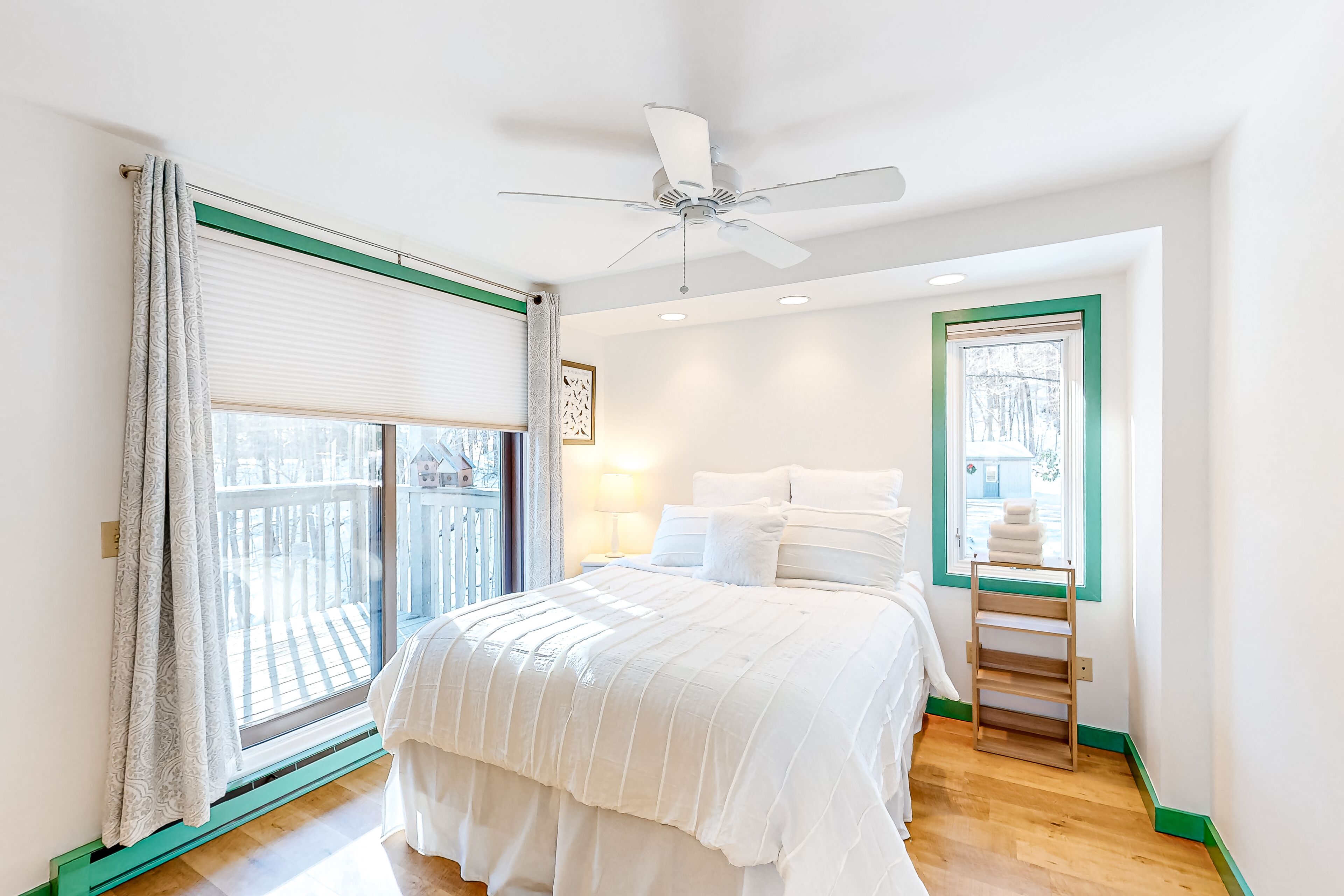 Picturesque Mountain View Condo With Fireplace, Balcony, Deck, Pool, & Kitchen - Vermont