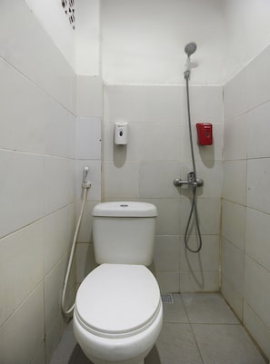 Quarto Duplo Standard | Casa de banho | Um polibã, um chuveiro fixo, papel higiénico
