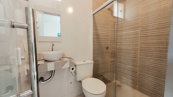 Quarto Quádruplo Familiar | Casa de banho | Toalhas fornecidas 