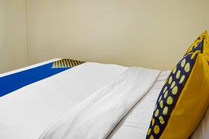 Quarto Duplo Económico | Cofre no quarto, secretária