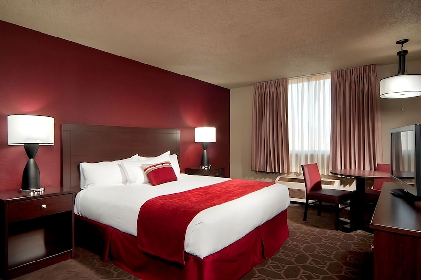 Edgewater Casino Resort, Sedona Pool View King Non Smoking Room, Free Parking! - Laughlin, NV