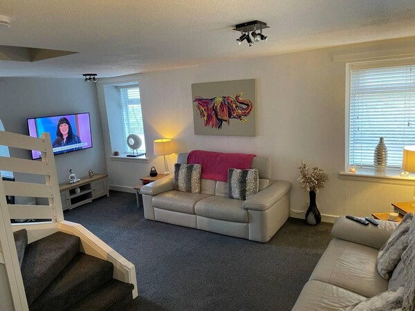 Rural Chapel Cottage, Near Airport, Bar & Hot Tub - Aberdeen