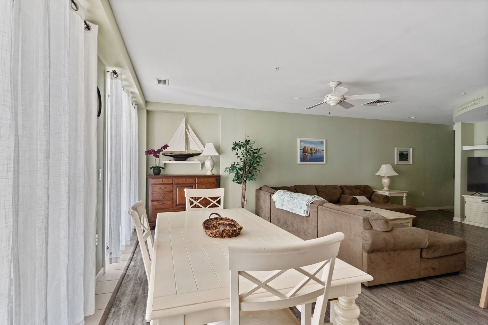 3 Bedroom 2 Bathroom Condo With Spacious Interior And A Gorgeous View! - Virginia Beach