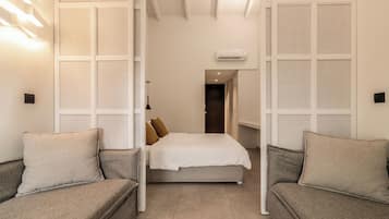 Deluxe Junior Suite | Cofre no quarto, quartos insonorizados, ferro/tábua de engomar