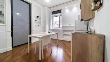 Apartamento Deluxe em Condomínio Fechado | Cozinha privada | Um frigorífico/congelador grande, uma máquina de café expresso