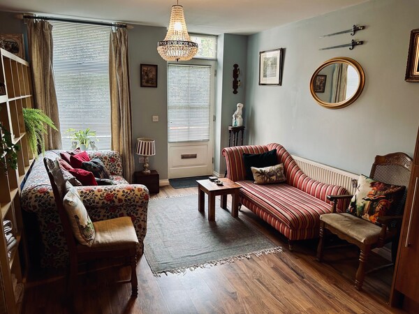 Beautiful Town Centre Apartment With River Terrace - Macclesfield