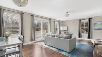 Apartamento premium, 1 quarto, banheira de hidromassagem, em edifício anexo | Área de estar | Smart TV 40 polegadas com canais digitais, TV