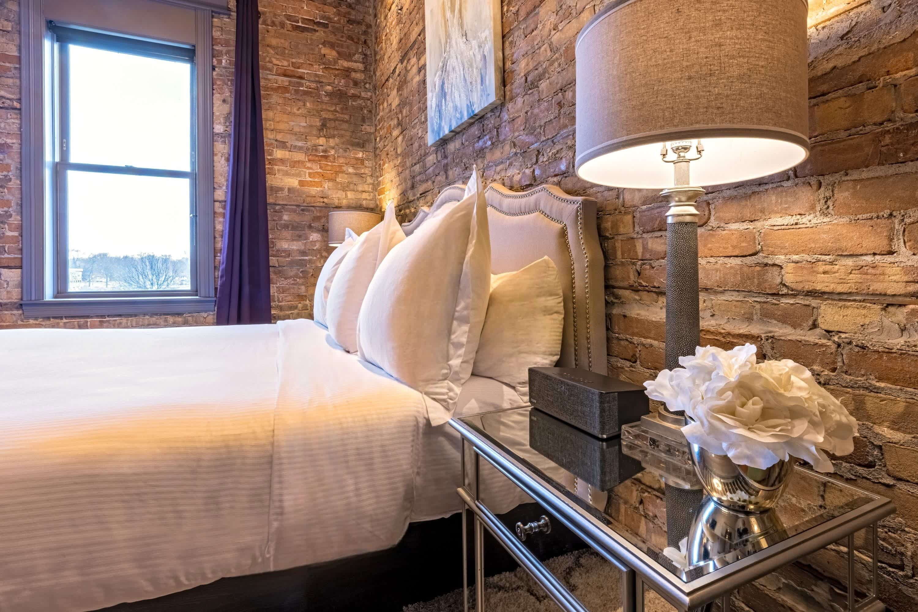 124 Lofts #3 - Downtown Dundee - Walk To Dining - Elgin, IL