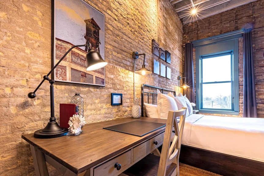 124 Lofts #4 - Downtown Dundee - Walk To Dining - Elgin, IL