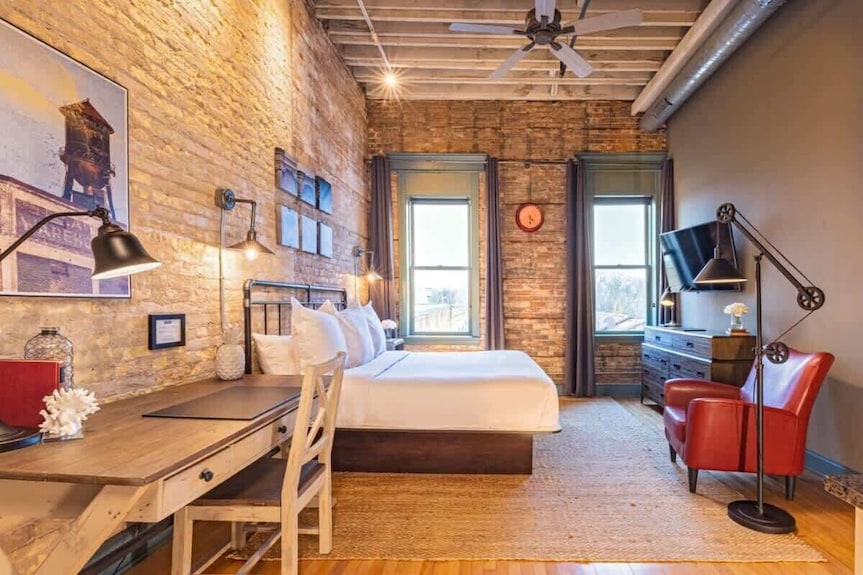 124 Lofts - Downtown Dundee - Walk To Dining - Bartlett, IL