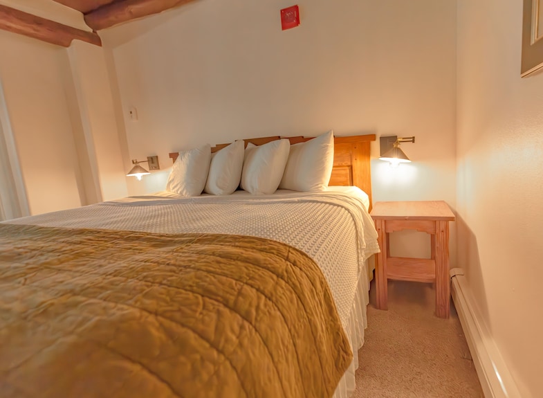 King Suite W/ Gas Fireplace - 13 - Taos, NM