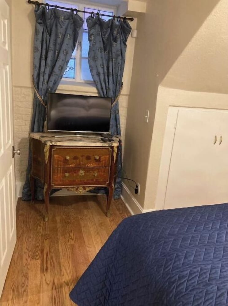 Elegant Garden-level Apt, Beautiful Marble Spa Bath, City Center! 96 Walk Score! - University of Denver, Denver