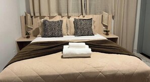Quarto Duplo Deluxe | Com decoração personalizada, secretária