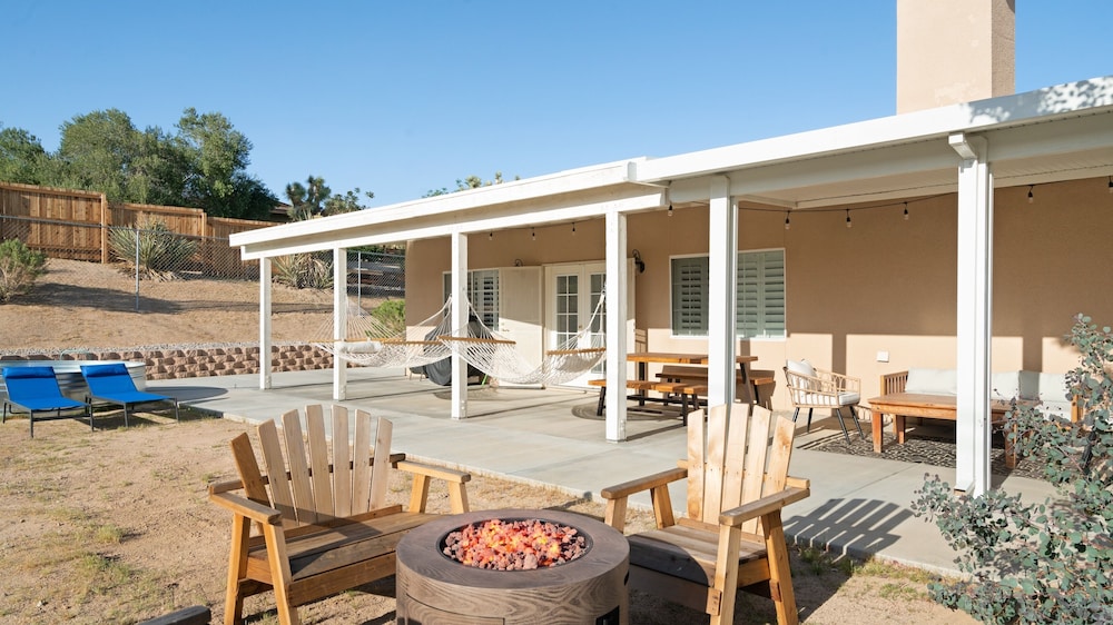 Hillside Desert House - Hot Tub, Fire Pit And Bbq! 3 Bedroom Home By Redawning - Yucca Valley, CA